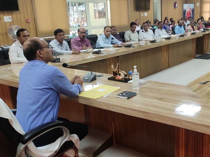 Bijnor DM gave instructions to the officers after meeting, examination ...
