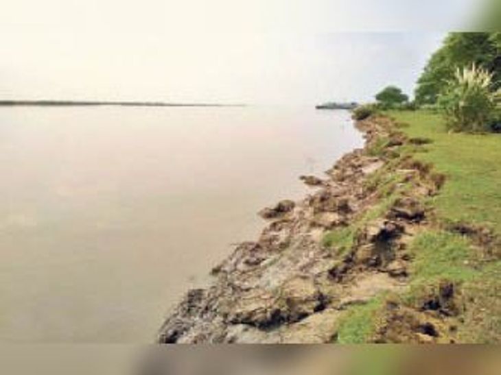 Saryu is flowing one meter above the danger point in Darauli | दहशत ...