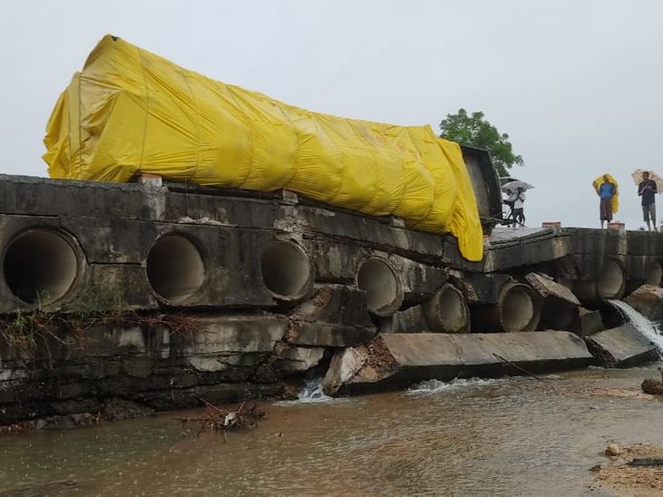 A truck filled with cement overturned due to the breakdown of the ...