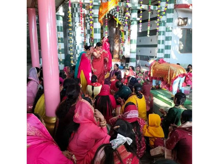 Bhajan Kirtan in Shiv Mandir Padhar Hundreds of married women reached ...