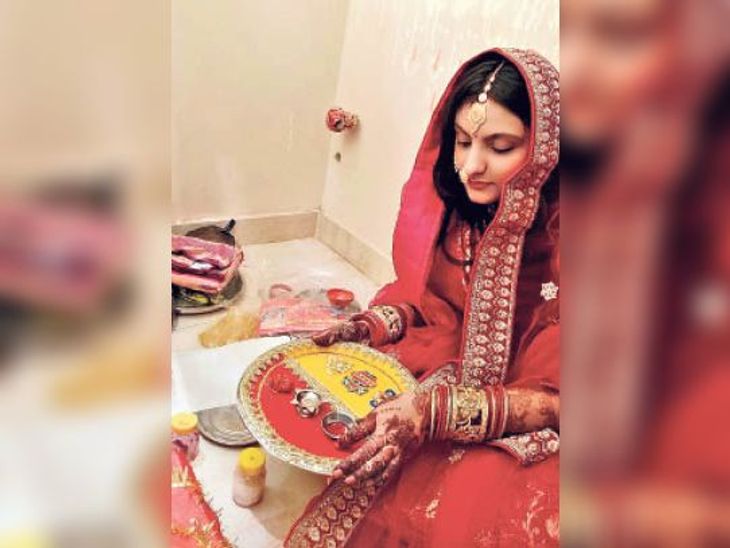 Offered Arghya to the Moon with red flowers, kept a Nirjala fast ...