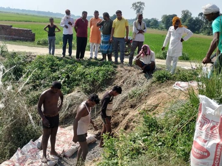 Panic among villagers, DM inspected, stopped leakage by pouring sand ...