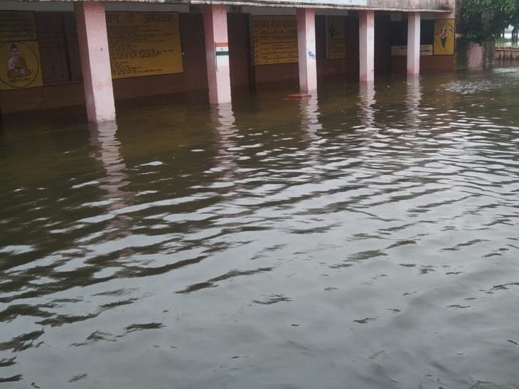 Rapti river is in spate, water is full in 10 km area, people waiting ...
