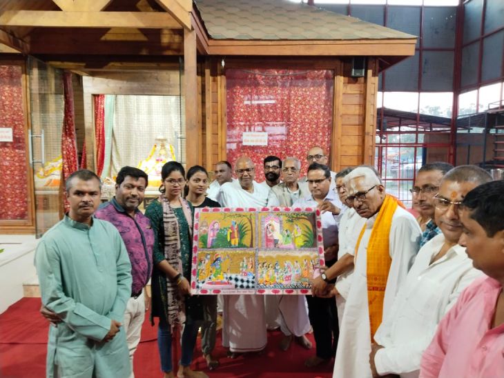 Champat Rai unveiled among the Mahants in front of Ramlala, the Leela ...