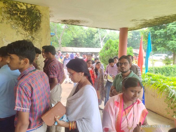 Uproar in parents meeting of Jamul DAV, long line set up to pay fees ...
