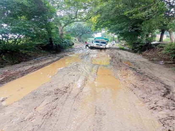 Mud on Lalawadi to Pohi Multai road, vehicles filled with farmers ...