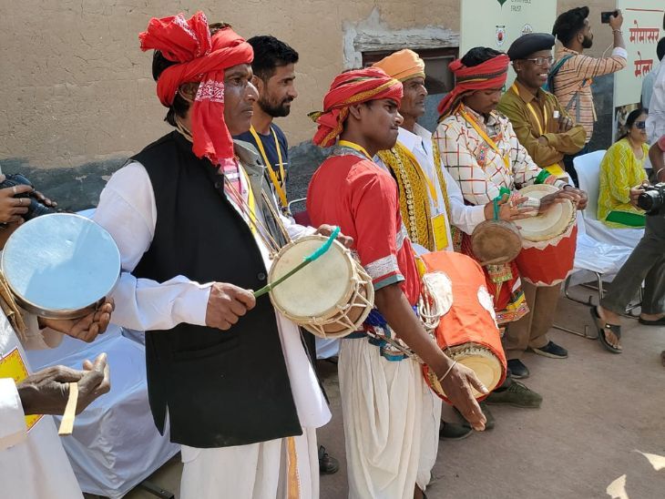 Mainly the artists of Bhil caste perform these instruments for Shiva ...