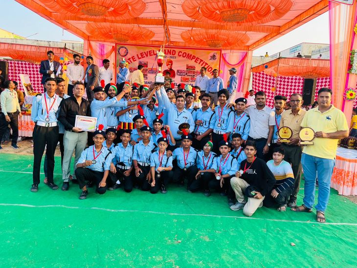 The audience gets mesmerized by the tune of 'Saare Jahan Se Achcha ...