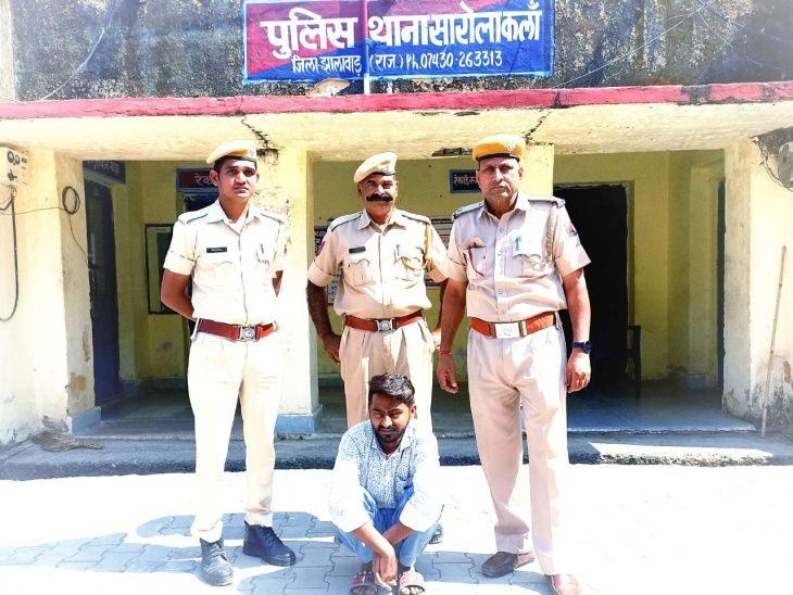2 thousand 500 rupees from the spot, one mobile seized, 2 absconding ...