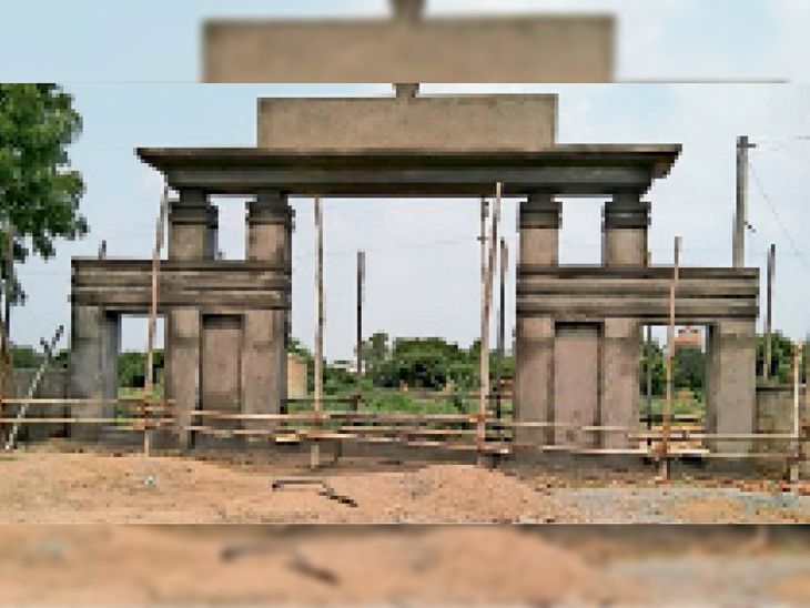 Overview of entrance gates under construction in villages | अवलोकन ...