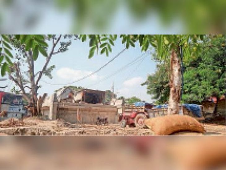 Bridge built on Daha river, but approach road stuck due to not getting ...