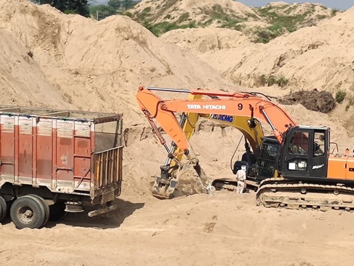 Seized six vehicles including two Poklane machines, two trucks | अजनार ...