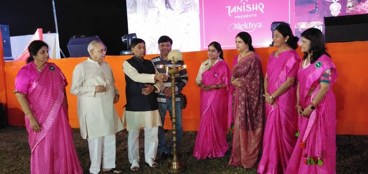 Colors of joy scattered in cultural program, crowd of buyers gathered ...