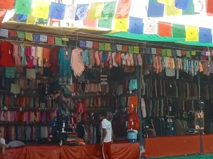 Tibetan market for decorated woolen garments, sale in large quantities