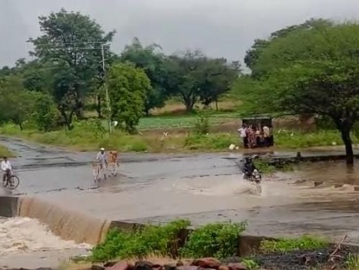 Water is flowing over the culvert, people upset | मुलताई में उफान पर ...