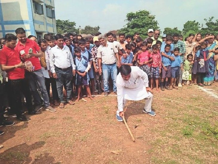 MLA Baghel started the competition by playing Gilli-Danda and Bhanwara ...