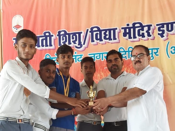 Students of Saraswati Vidya Mandir Dibiyapur waved their name, 10 gold ...