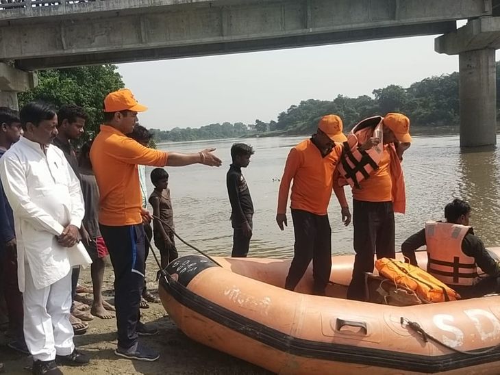 No clue of missing student found even after two days Fear of drowning in Gomti river while ...