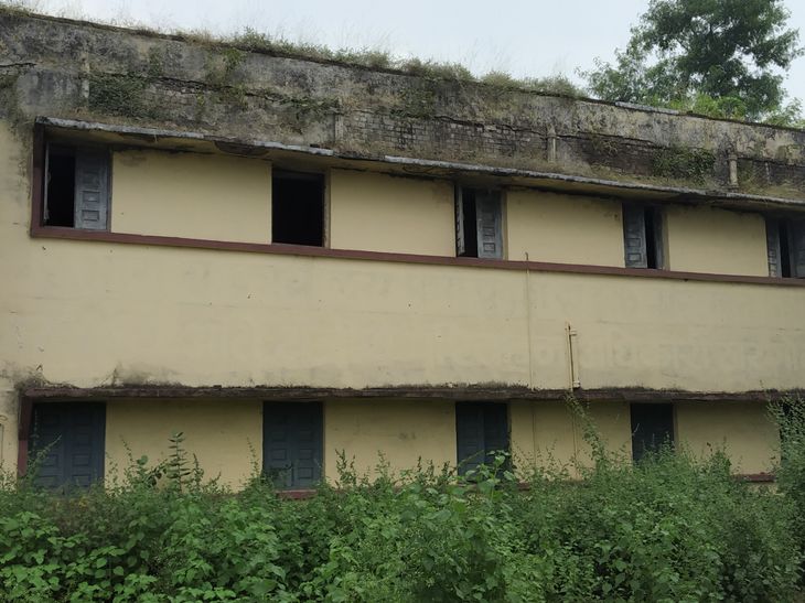 2 rogue security guards caught in the seller of junk, the buyer of ...