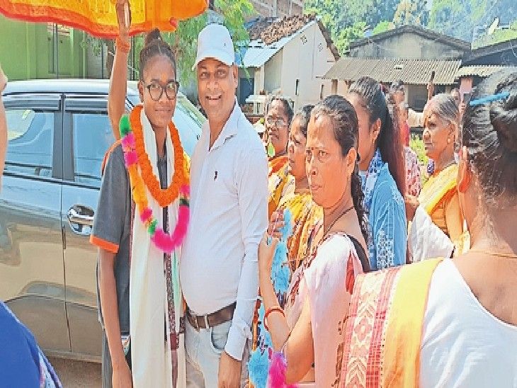 Gumla's daughter Ashtam and Sudha returned after playing FIFA World Cup ...