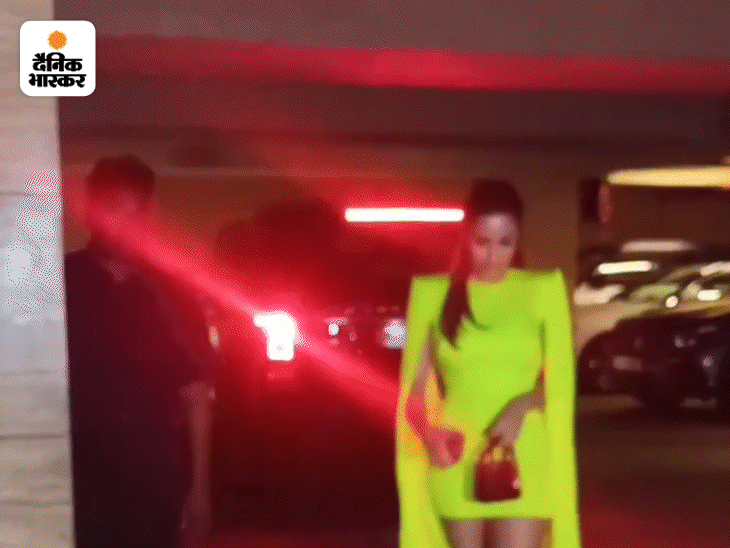 She looked very stylish in a neon bodycon dress.