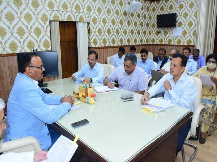 UP - Lucknow - Deputy CM Brajesh Pathak claims Dengue conditions under control - Instructions ...