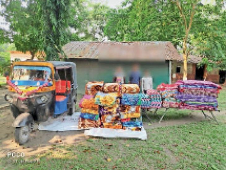 3 arrested with smuggled clothes, handed over to police | कार्रवाई ...