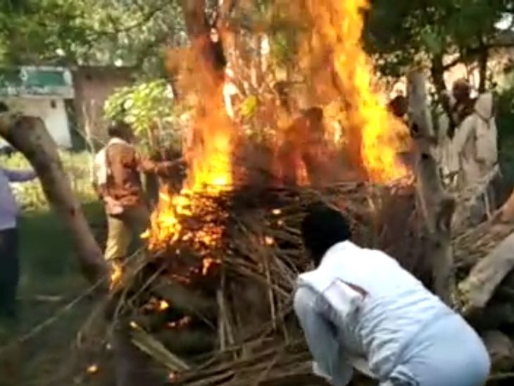 Trying to stop pouring water in the burning pyre, the police remained ...