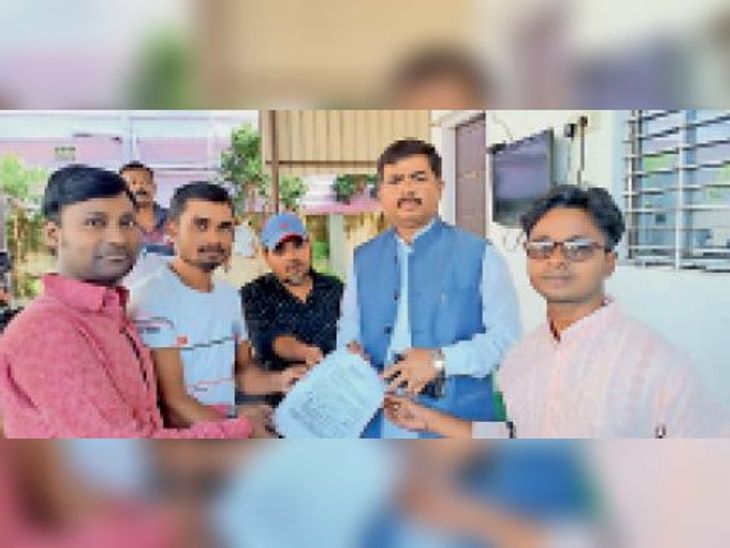 The candidates submitted a memorandum to the MP regarding the ...