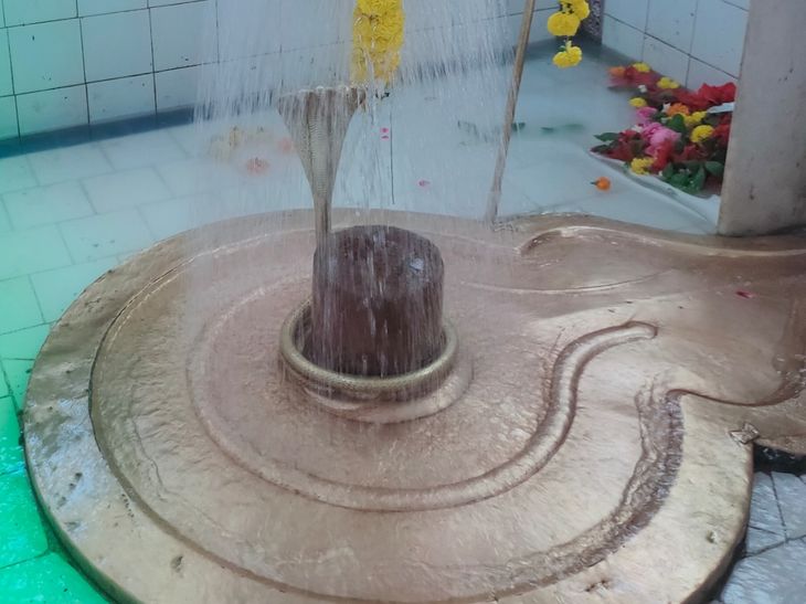 Pataleshwar Mahadev was consecrated with 12 thousand liters of water on ...