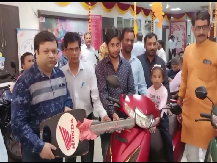300 crore automobile and 250 crore gold and silver business