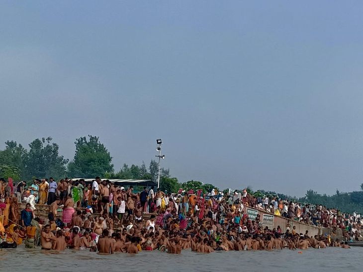 Crowd of devotees gathered at Ganga Ghats in Anupshahr Devotees arrived ...