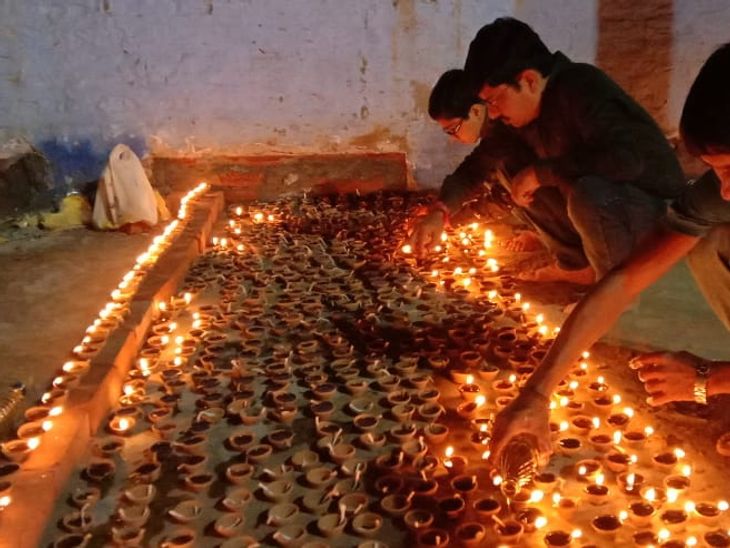 Deepotsav took place at the feet of Maa Raj Rajeshwari, people lit ...