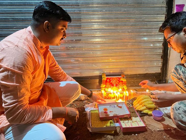 Bhitarwar police officers worshiped in Gohinda, distributed sweets ...
