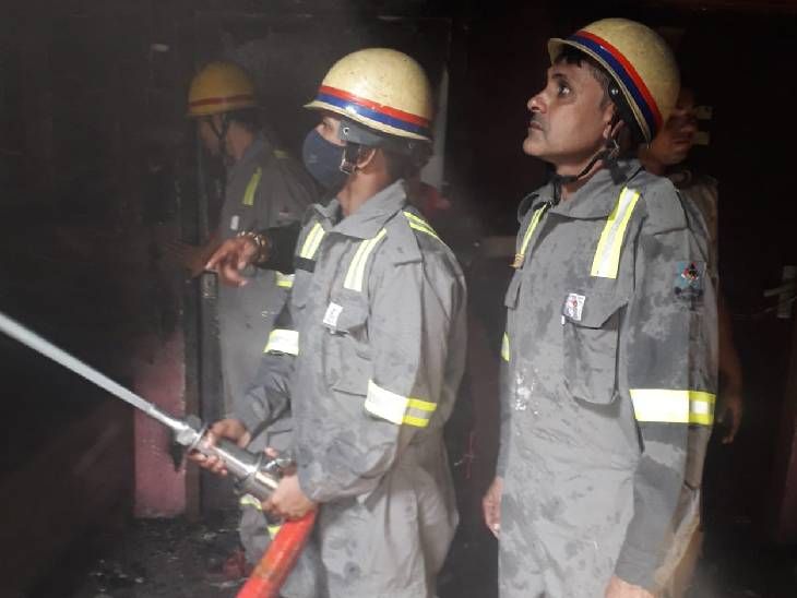 Family trapped in fire in brass factory; fire brigade rescued