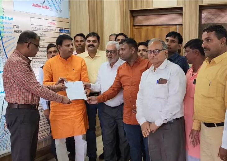 People met Agra DRM along with MLA, demand for construction of ...