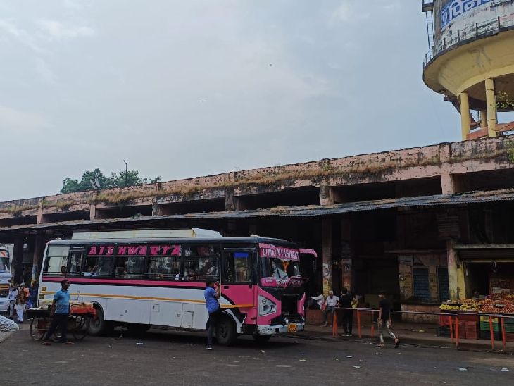 Falling plaster of new bus stand, proposal to build three storey in ...