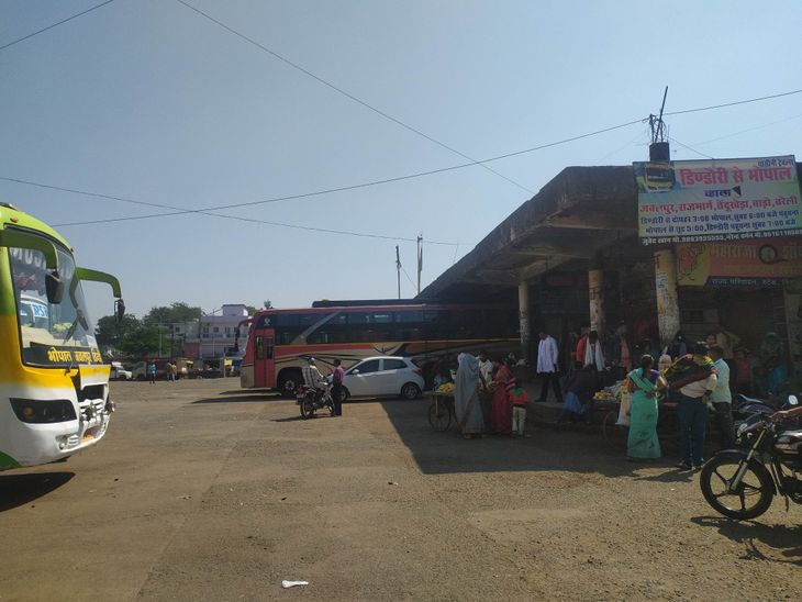 People made bladder in the open, CMO said - will break the wall soon | डिंडोरी बस स्टैंड में ...