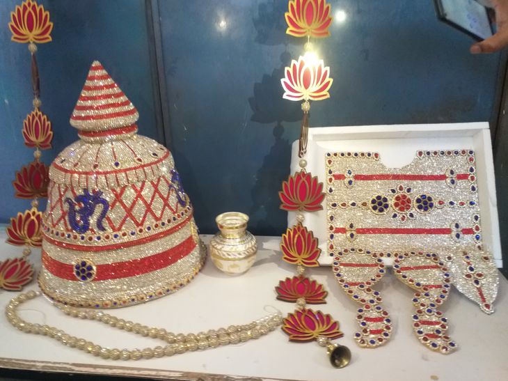 Devotee of Gujarat also offered crown, coil, garland, silver lotus