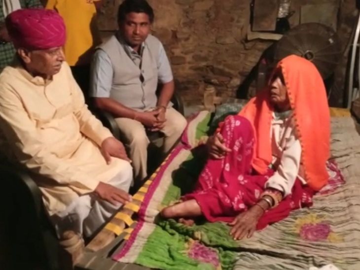 Meeting with the old lady of Nainwan; The crook had cut his feet for ...