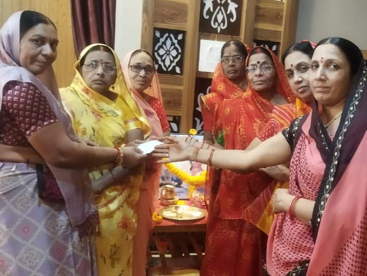 The family donated 6 lakh 54 thousand on the death of mother in Manavar ...