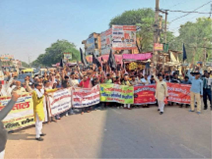 The sanitation workers who were on strike for the 8th day in the ...