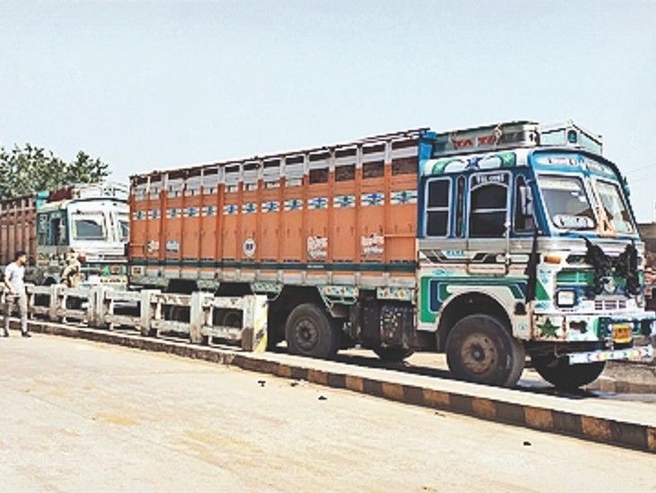 More than 20 trucks stand on the Pandarol culvert 24 hours a day ...