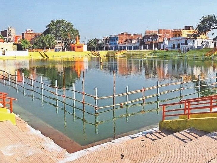 Temple decorated with flowers, water filled in Suryakund, lid of many ...