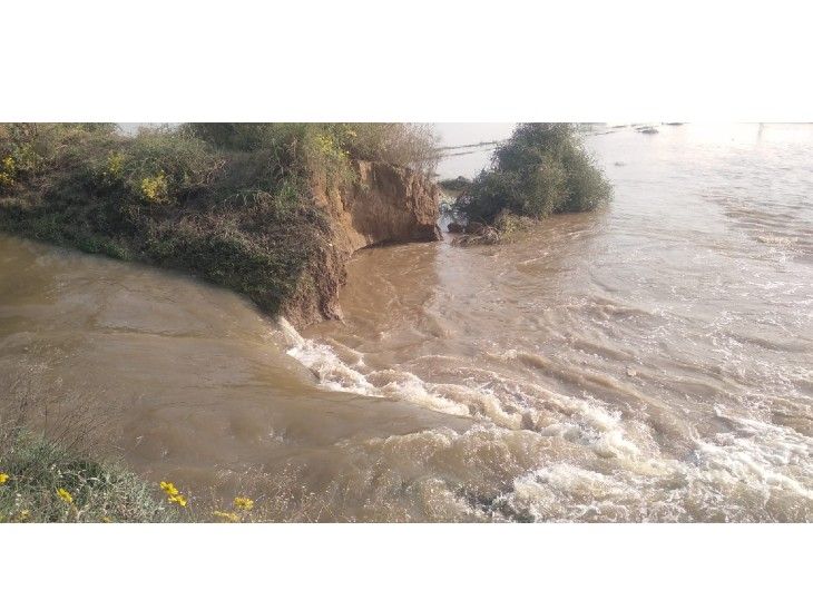 Erosion occurred in Flodi Minor due to excessive flow of water, crops ...
