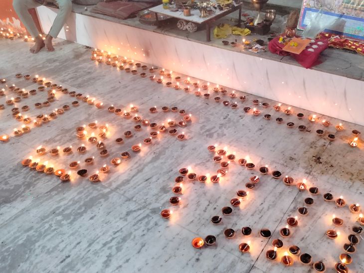 The temple lit up with lights on the occasion of Bhai Dooj, decorated ...