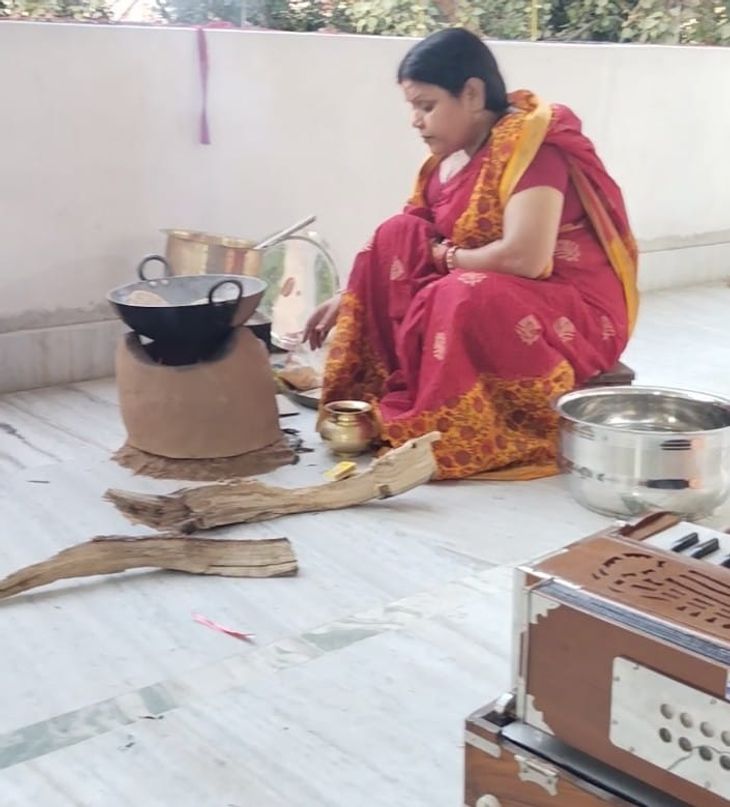 Son Amarkant is singing folk songs, mother is preparing Prasad | बेटा ...