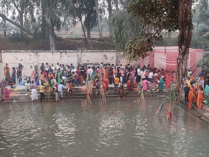 Chhath festival celebrated with reverence in Jind, crowd at Rani Talab ...