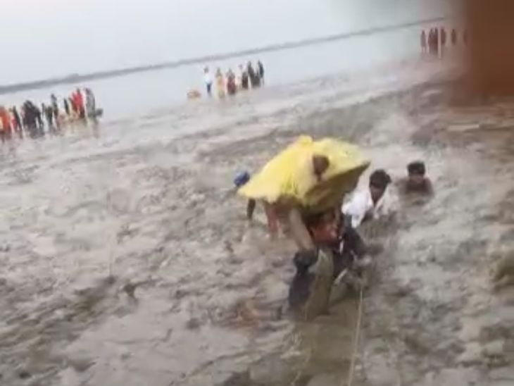 Mud swamp formed on the banks of Ganges in Munger, VIDEO, The youth ...