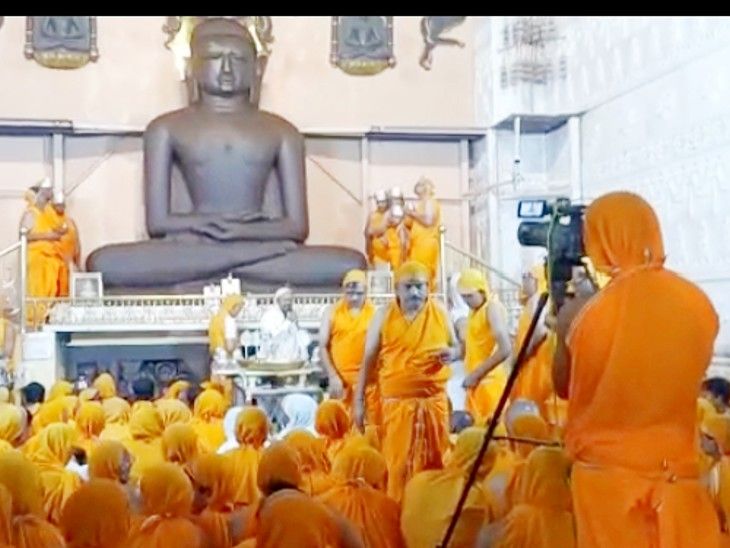 Crowd of devotees thronging for the consecration of Bade Baba in ...